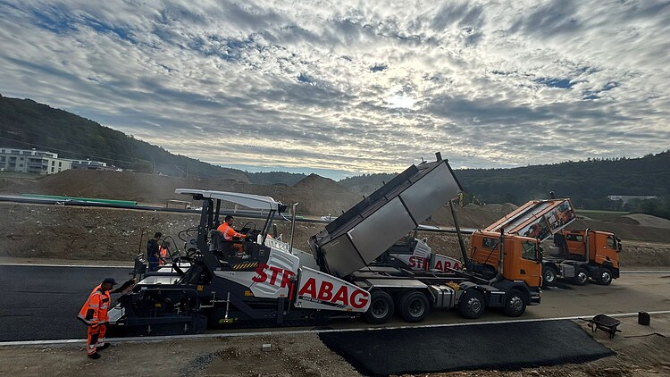 0117_STRABAG setzt auf neuen emissionsarmen Fertiger | STRABAG Schweiz